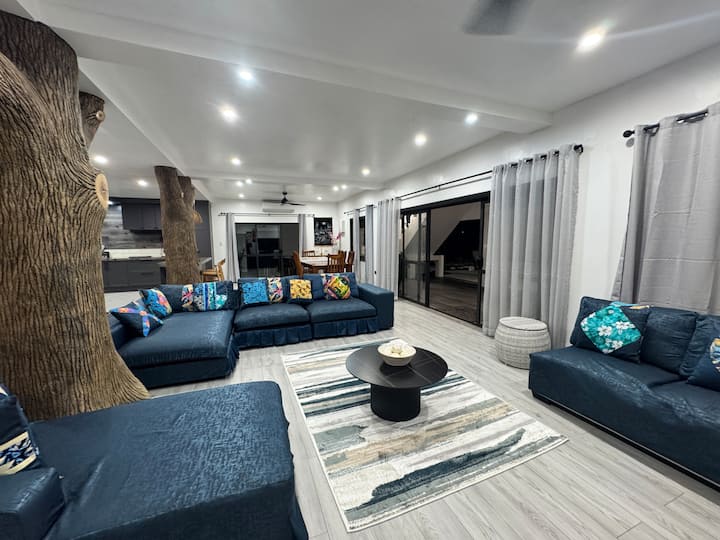 Runway Retreat By The Mountains - Cook Islands