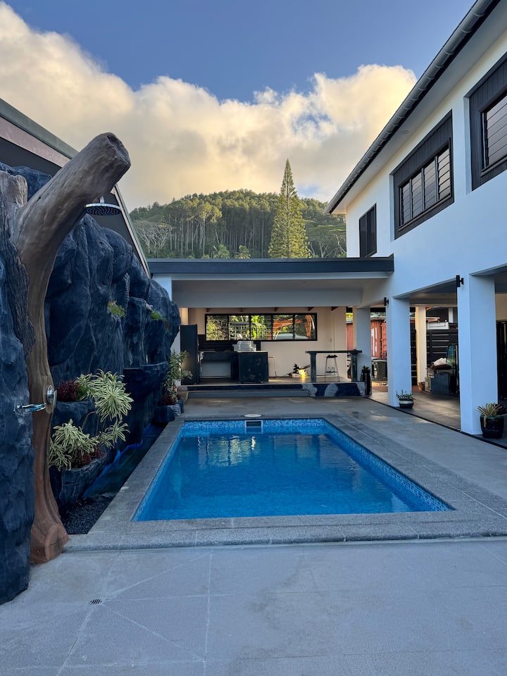 Runway Retreat By The Mountains - Cook Islands