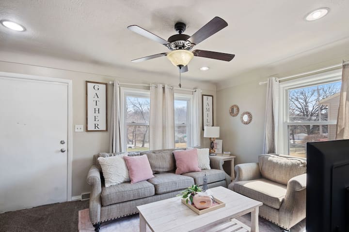 Warm & Welcoming | Cozy Vibes & Free Snacks - Des Moines, IA