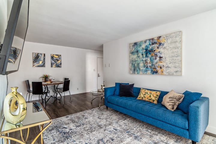 Hollywood 2 Bd Apt | Top Location | Free Parking - Los Angeles, CA