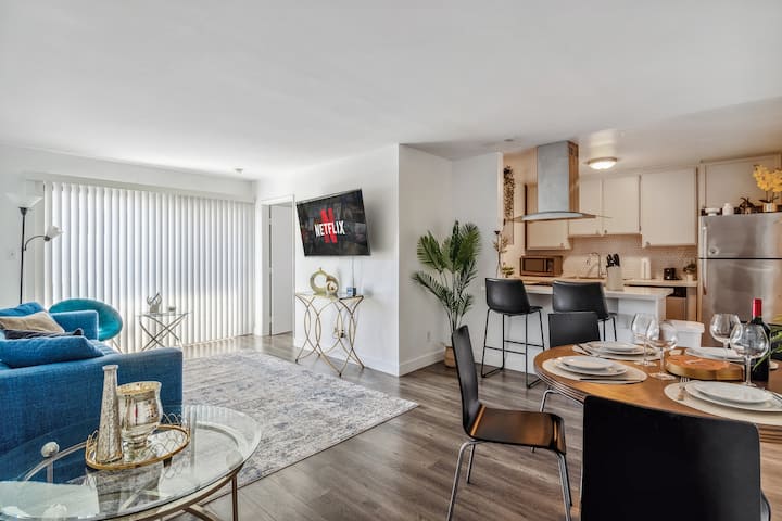 Hollywood 2bd Apt | Free Parking | Top Location - Beverly Hills, CA