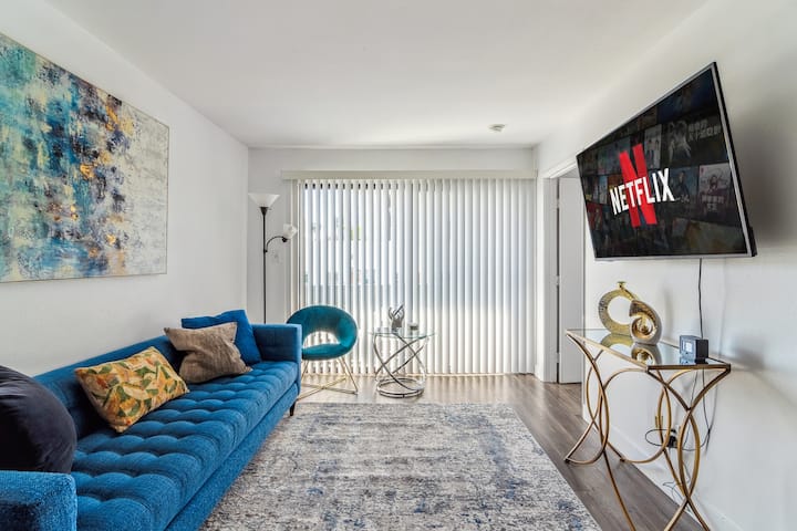 Cheerful 2bd Apt | Hollywood Alley | Top Location - Koreatown - Los Angeles