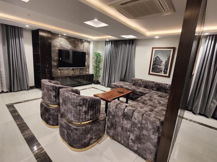 4 Bedrooms Luxury Goldcrest - Lahore