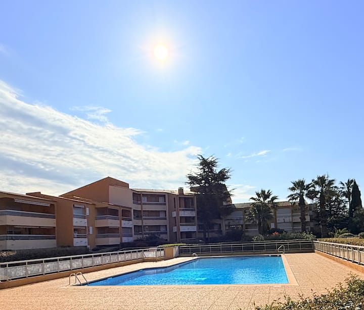 Magnifique T2 Piscine & Clim – Balcon Et Parking - Le Lavandou