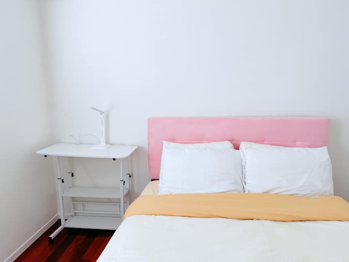 Cozy Queen Bedroom Retreat - Ontario, CA