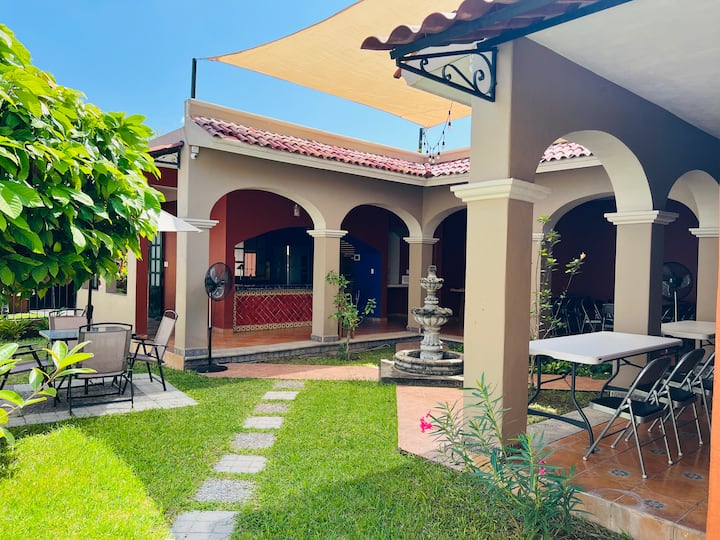 Casa Victoria
Estilo Colima
A 10 Min Del Centro - Colima