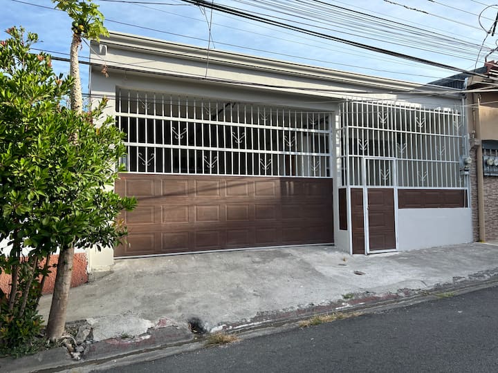 City House Next To The Mall / 2 Min Sjo Airport - Costa Rica