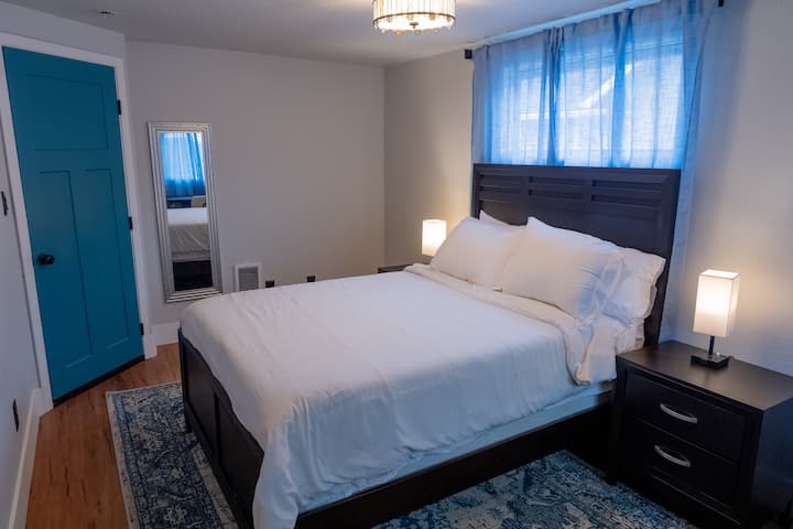 Newly Renovated Home! Blue Room. - Medford, OR