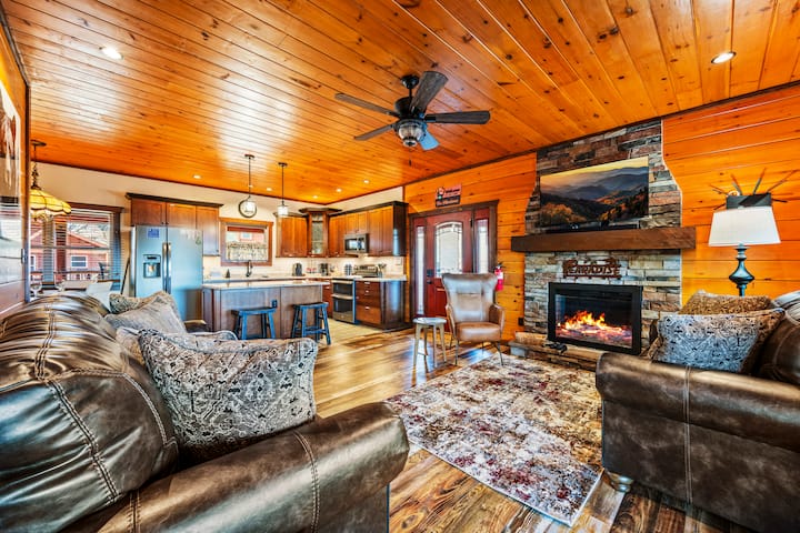 Family Fun *Views *Hot Tub * Zip 50% Off * Games - Knoxville, TN