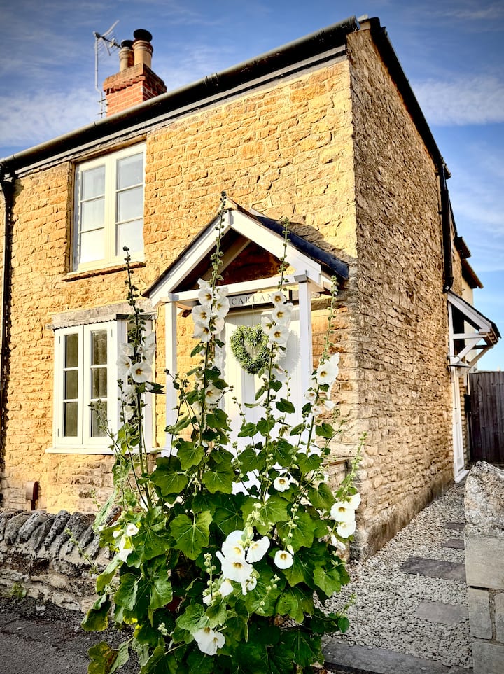 The Downton Hideaway - Burford, UK