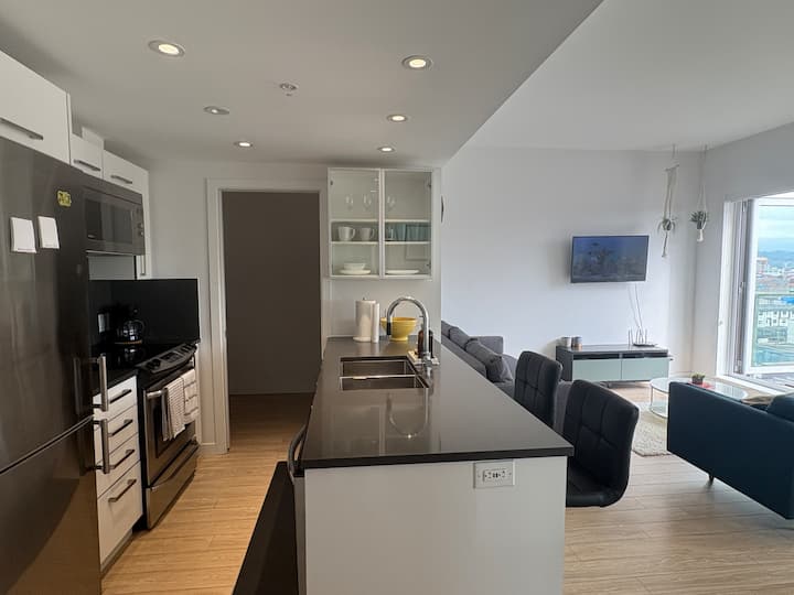 Modern Condo/mins To Downtown/sleeps 4/amenities - Vancouver