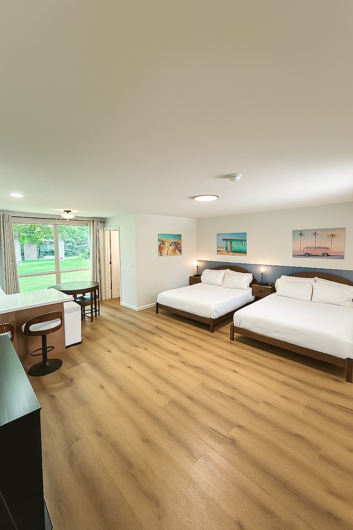 2-queen Retreat W/ Kitchenette | Sun & Sand Resort - Port Austin, MI