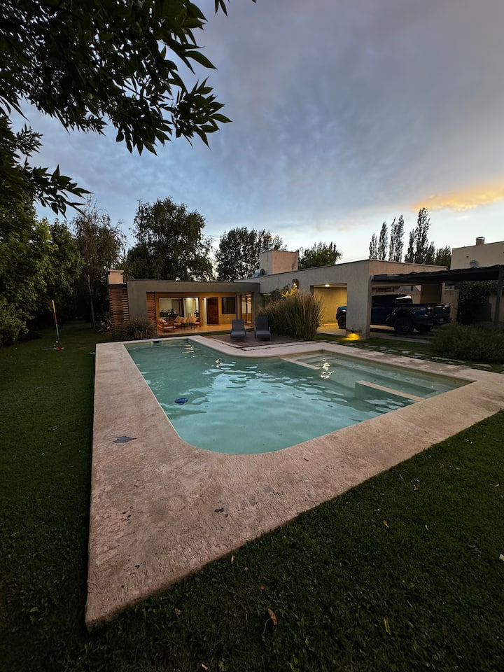 Modern Family House, Chacras De Coria - Argentina