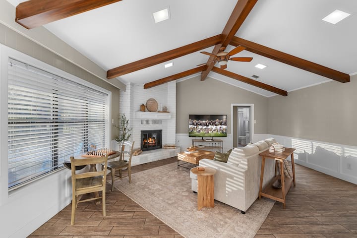 Spacious, Peaceful, Central | King Bed | 72” Tv - College Station, TX