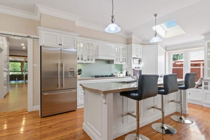 The Richardson | Spacious Entertaining, Sleeps 8 - Wagga Wagga