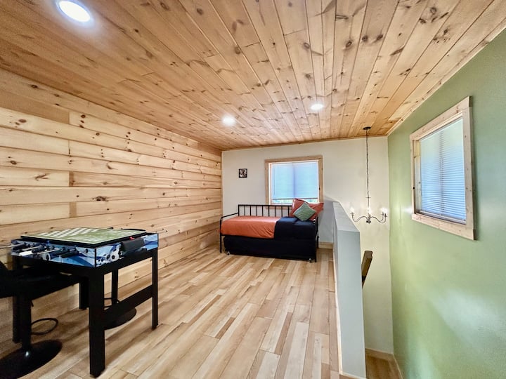 Cozy Cabin Escape • Sleeps 6 • Games • 65” Tv - Crossville, TN