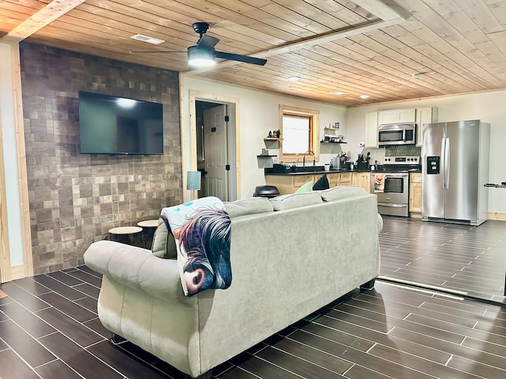 Cozy Retreat • Fireplace • Deck • Perfect Getaway - Crossville, TN