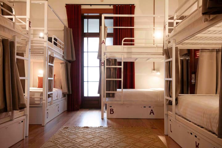 Bring It Out Of The Group Chat - 12 Beds, Ensuite - Sydney