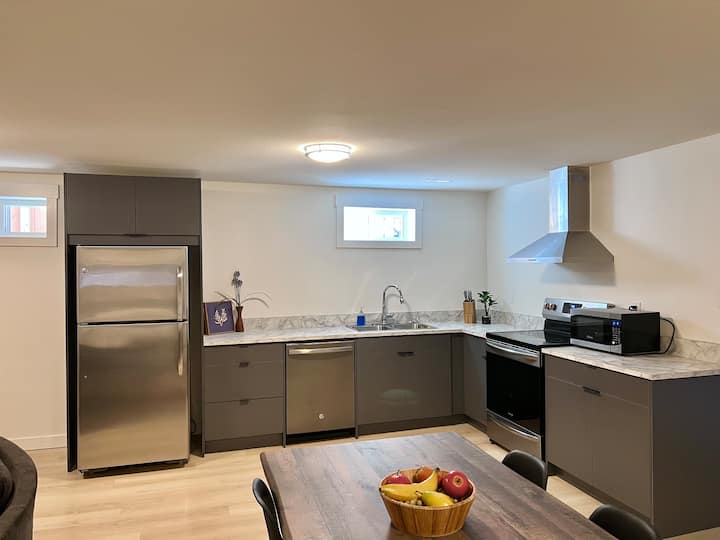 Bright & Spacious 2-br Private Suite - Lethbridge