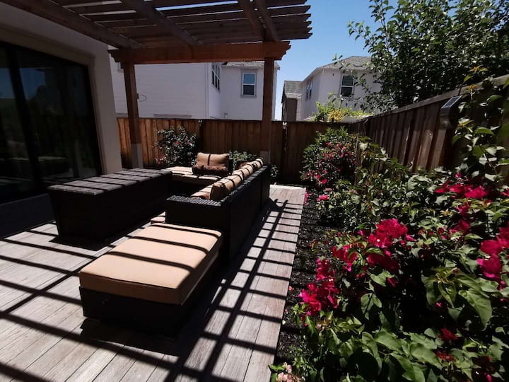 Upscale Paradise Large King 500m Wifi Outlet Bart - Livermore, CA
