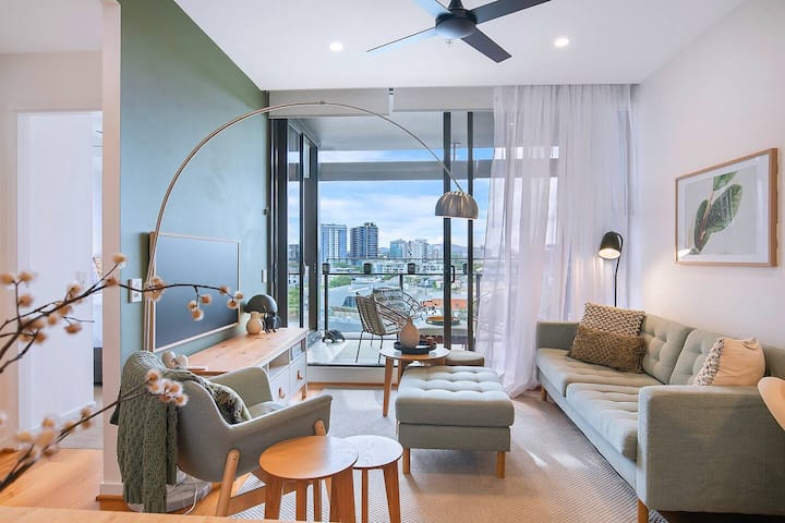 Sage Bloom: Elegant Newstead Stay With Shared Pool - Brisbane