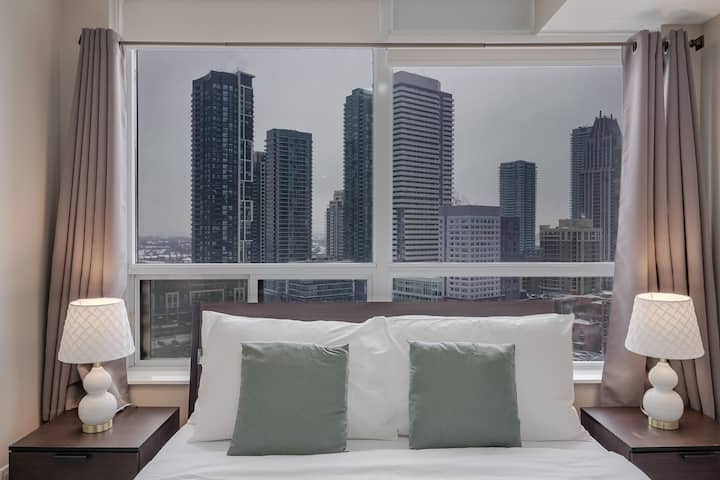 Corporate 2br Condo • Celebration Sq • Parking - Mississauga