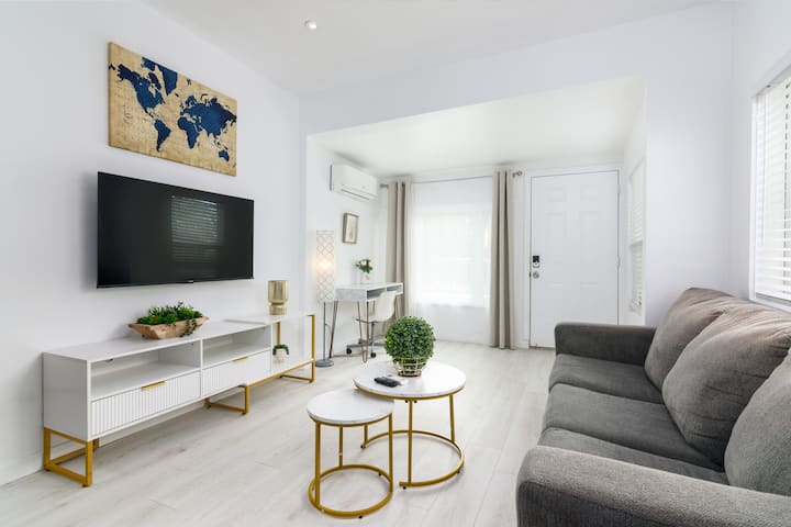 Bright 2br + Workspace: Steps To Park & Cafés - San Diego