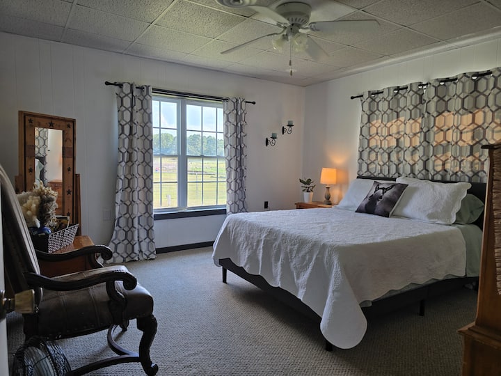 Family Farmhouse Located On A Horse Ranch & Rescue - Burleson, TX