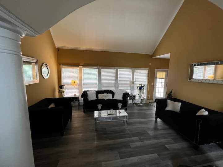 Royalty Suite Room - Conyers, GA