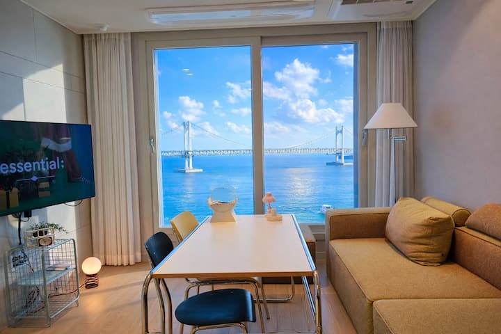 광안대교정면뷰/퀸3,싱글1/방3개!(침실2,거실1)/7인/무료주차/청결만점/모든방에어컨 - Busan