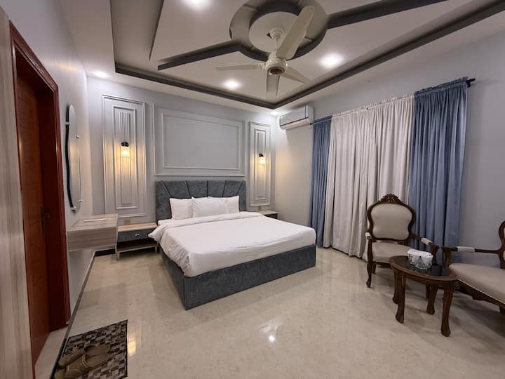 Spacious 7bhk Block 5 Gulshan Ac Tv Ntflx Secure - Karachi