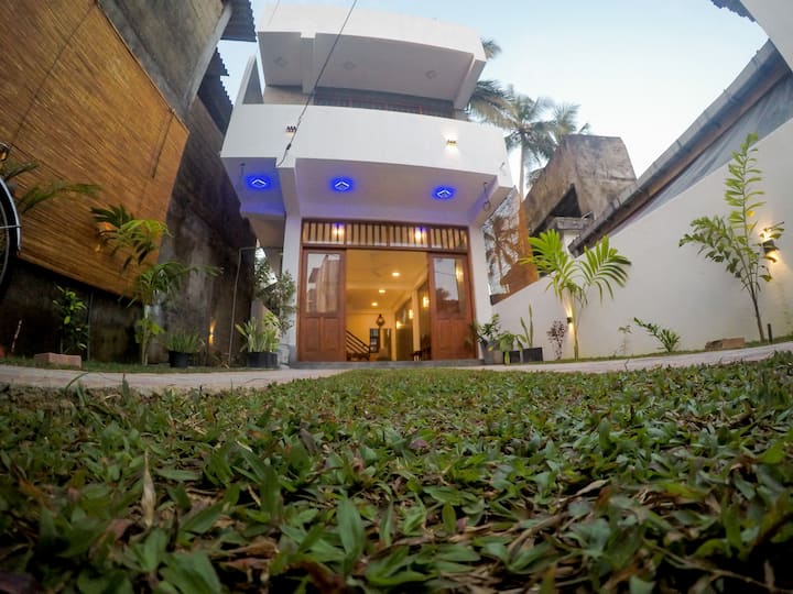 Hikkaduwa High-end Villa Steps From The Beach - Hikkaduwa