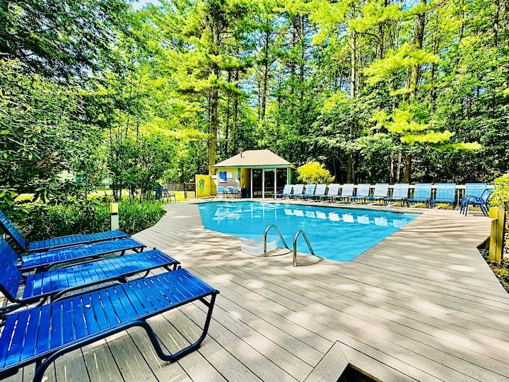 Lakeview Paradise-pool-tennis-fireplace - Gilford, NH