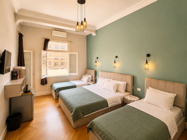 Cheers Hostel Cairo - Quad Room With Cozy Balcony - Cairo
