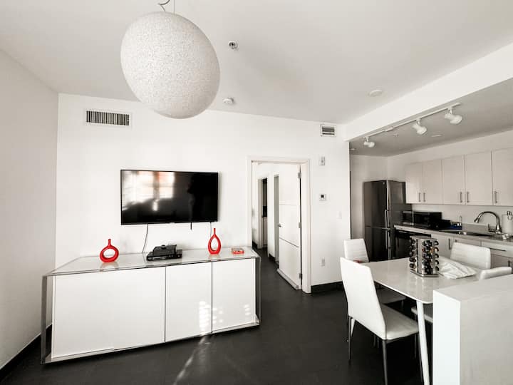 Peaceful Apartment, Next To Lincoln And Beach! - Miami Beach, FL