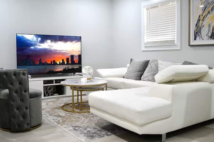 Spacious 4-bedr  In  St. Petersburg With Wifi, Ac - St. Petersburg, FL