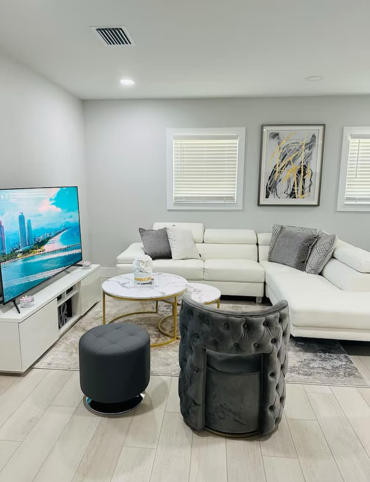 Spacious 4-bedr  In  St. Petersburg With Wifi, Ac - St. Petersburg, FL