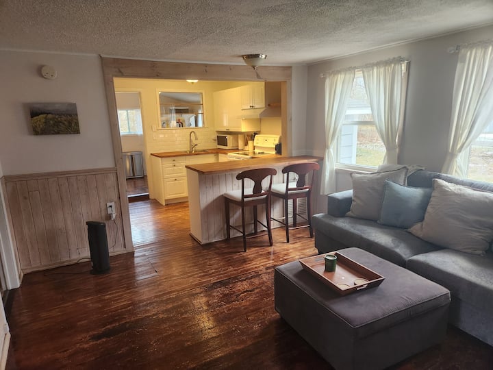 Cozy Cottage By The River - Chester