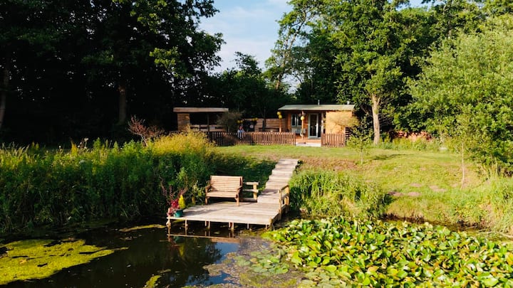 Lake Cabin, Outdoor Kitchen & Log-fired Hot Tub - Cheshire