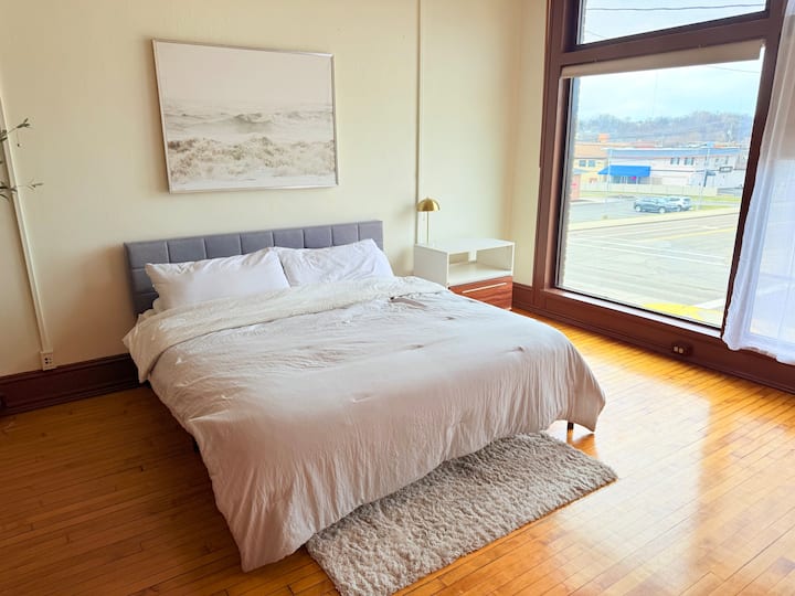 Modern Downtown Loft - Navarre, OH