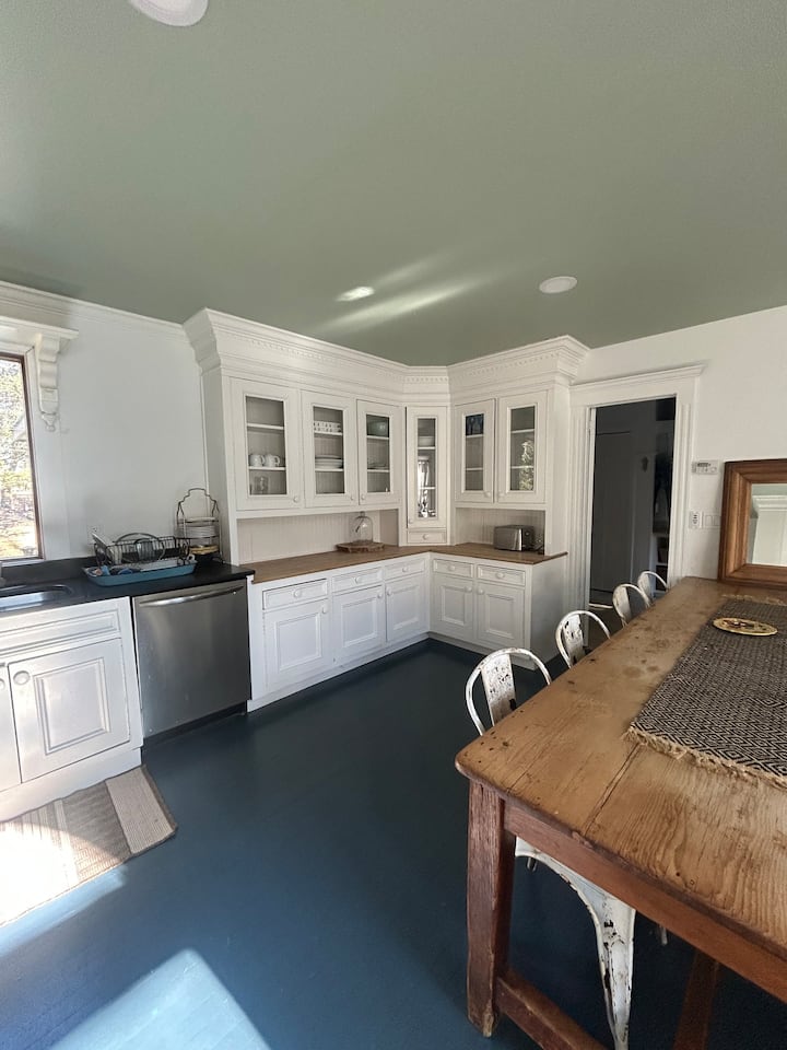 Cozy Cottage - The Hamptons, NY