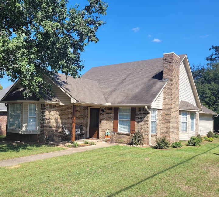 3br Retreat + 2-car Garage In Historic Texarkana - Texarkana, AR