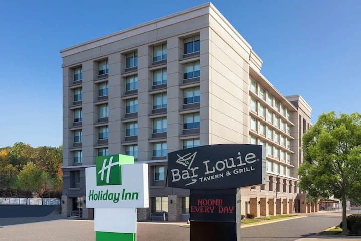 Near Drury Lane Theatre + Dining, Pool & Gym - Countryside, IL