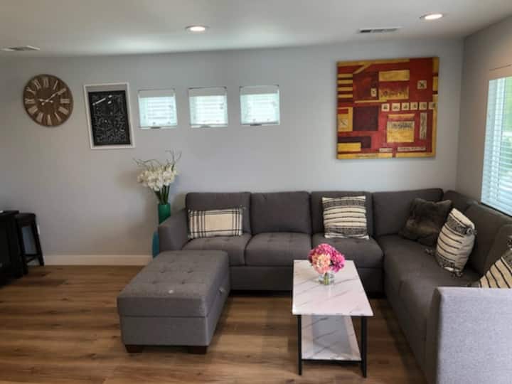 Quiet Spacious Guest House - Burbank, CA