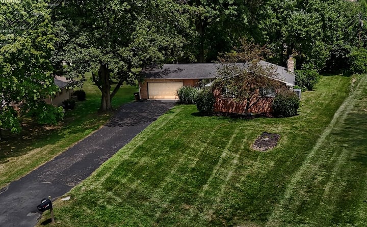 Large Ranch-king Bed-fenced-pets-kids-pool Table - New Albany, OH