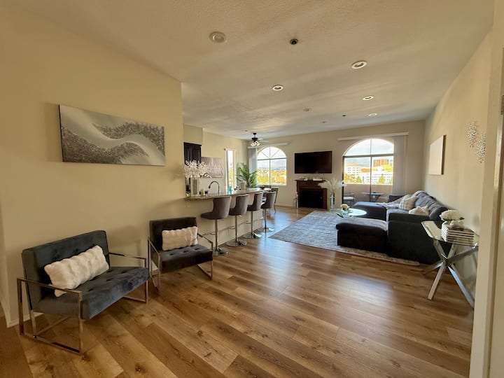 2 Bedroom + Office/den, Amazing Views - Los Ángeles, CA