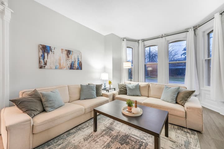 Spacious Main Floor Heritage Home 2br 2bath Suite - Barrie