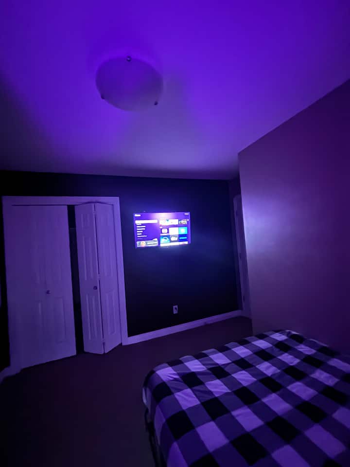 Cozy Room With Tv & Mini Fridge - Regina