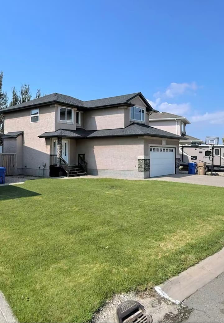 Cozy Room With Tv/ Mini Fridge - Regina, Canada