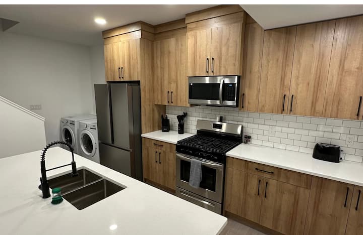 Modern 4 Bedroom Home Dt/nait - Edmonton